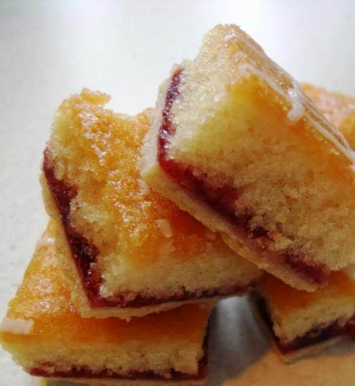 strawberry jam tray bake - Fill My Recipe Book